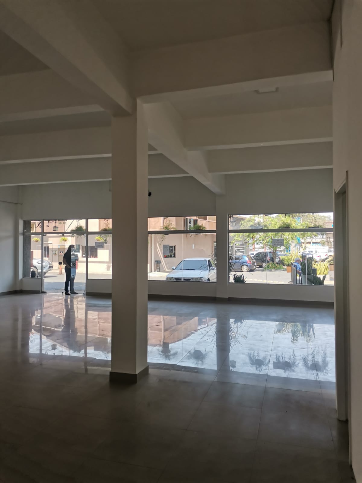 Alquilo Amplio Local Comercial En El Paseo Los Laureles. Ref. #Y3F3F0 - InfoCasas.com.py