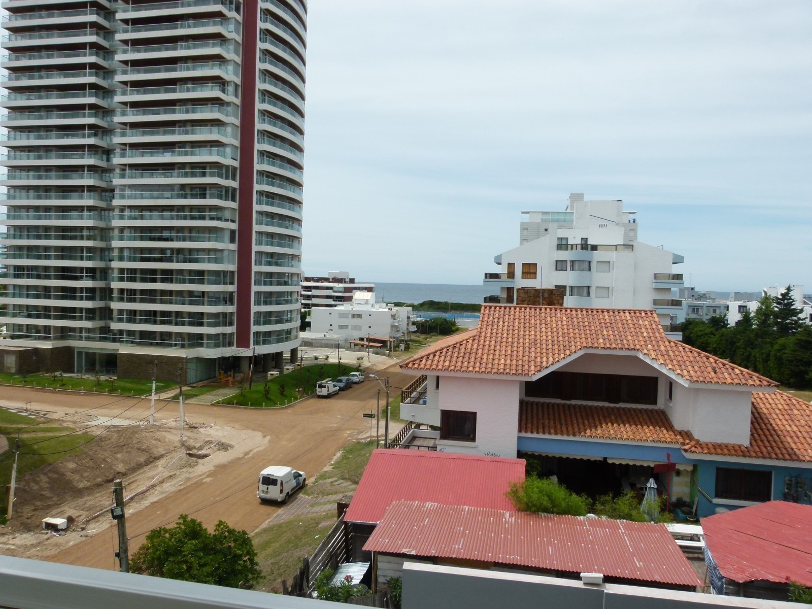 Departamento En Alquiler En Edificio Chronos De Punta Del Este, A Pasos De La Playa Brava. Ref ...