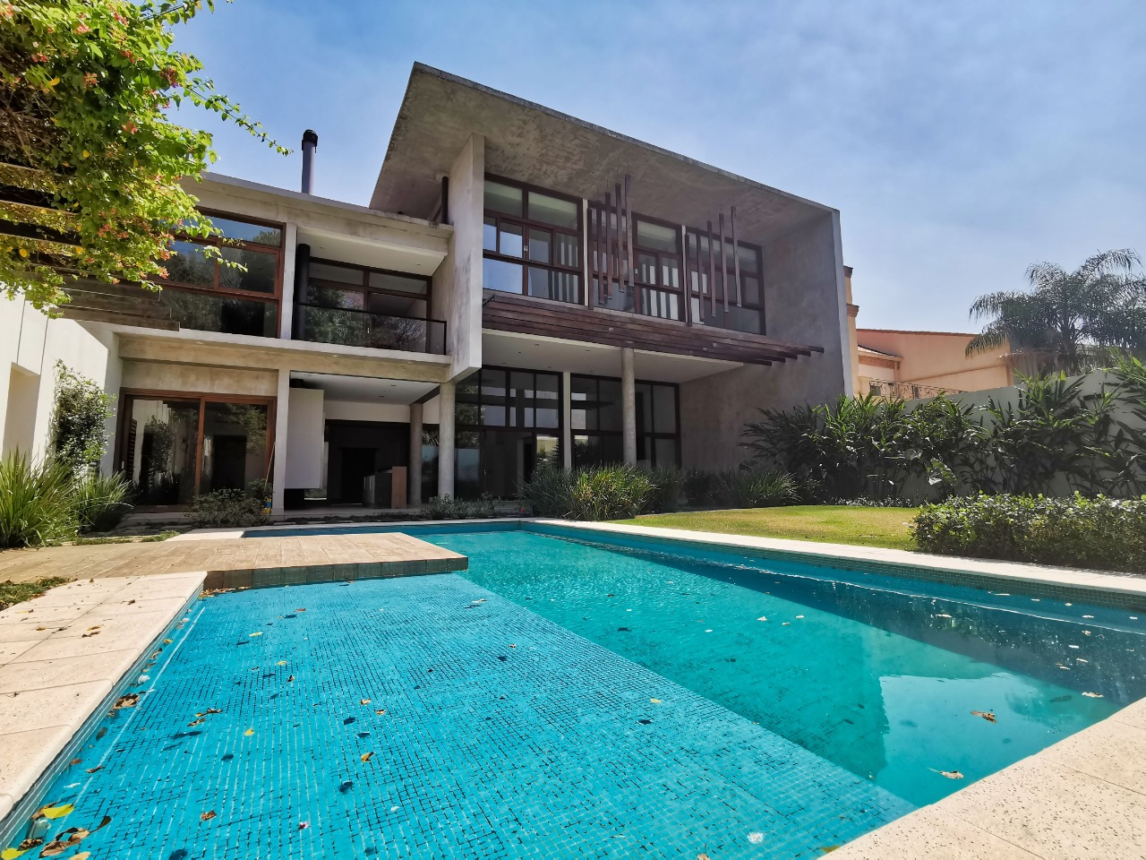 Importante Residencia Minimalista En Los Laureles. Ref. #KB77AB - InfoCasas.com.py