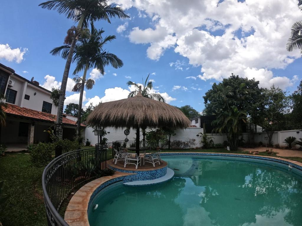 Alquilo Amplia Residencia Con 6 Hab Y Piscina, Bo Mcal. Estigarribia. Ref. #TFFED5 - InfoCasas ...