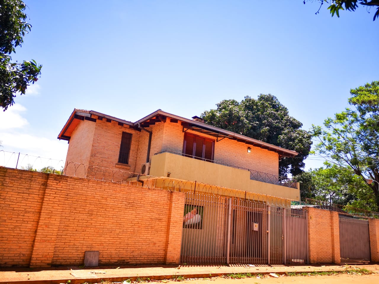 Alquilo Amplia Casa En Fernando De La Mora Zona Norte. Ref. #D6B53B - InfoCasas.com.py